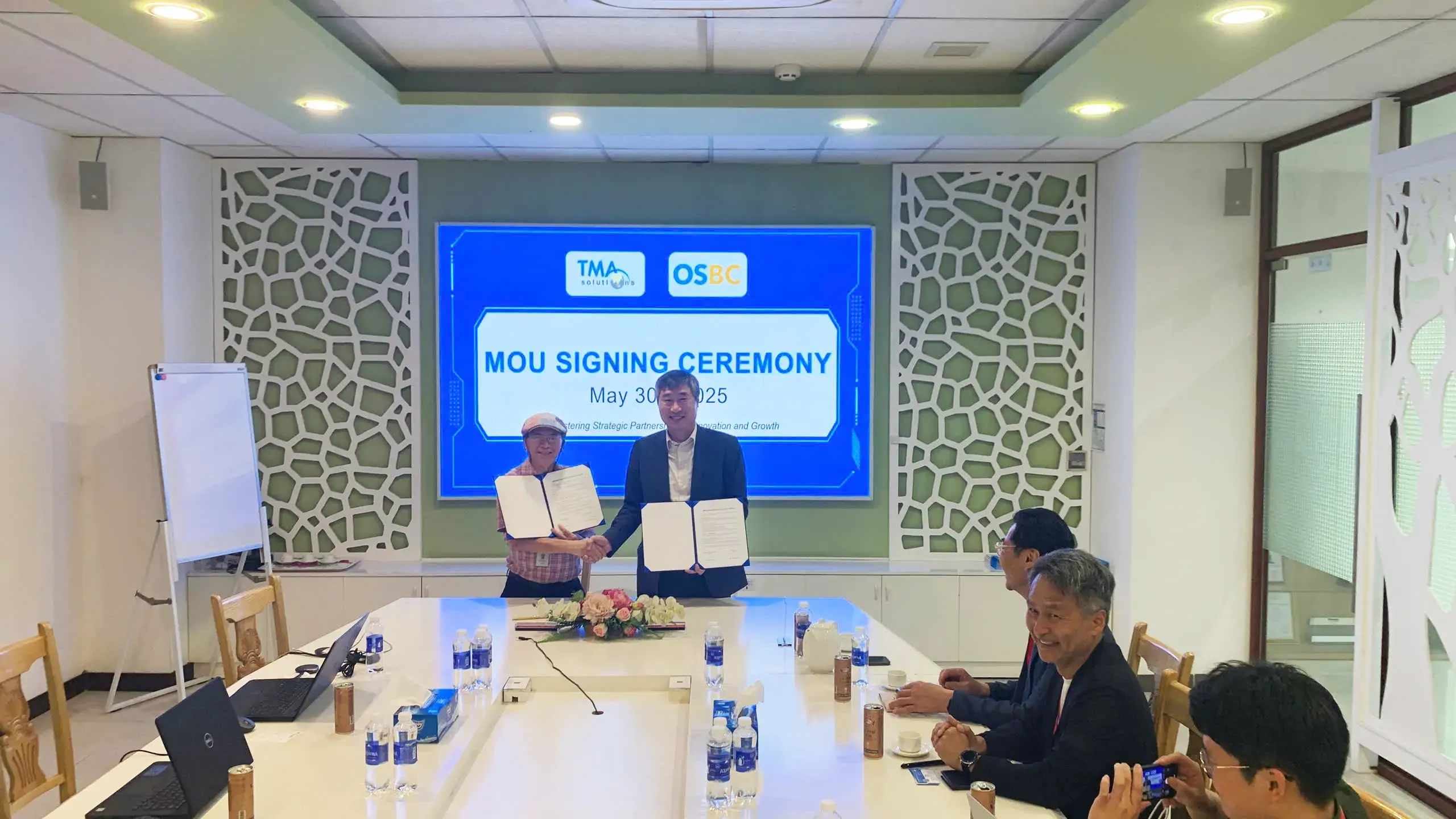 TMA Solutions ký kết MOU với OSBC, đón tiếp phái đoàn KOSSA